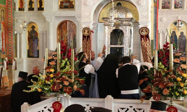 Πλήθος κόσμου στον Άγιο Γεράσιμο στην Κεφαλονιά (ΦΩΤΟ) | proseuxi.gr