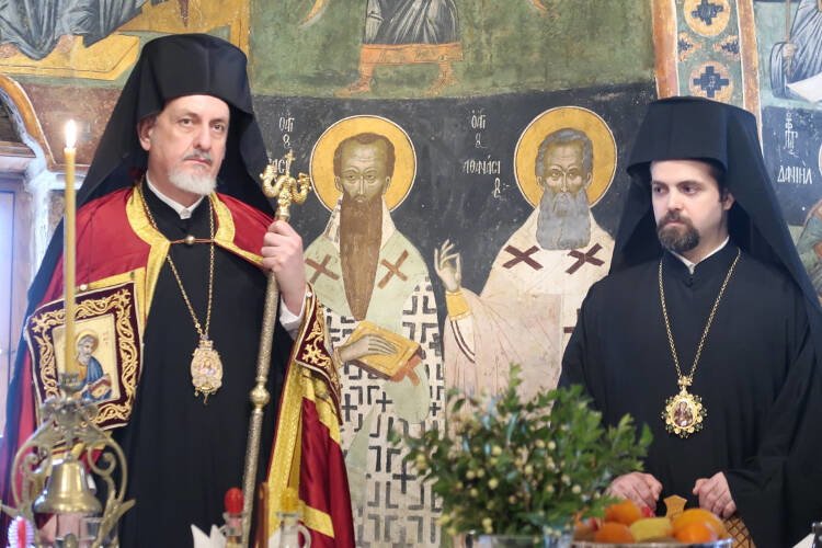 Τρισαρχιερατική Θεία Λειτουργία στην Μονή Ξενοφώντος | proseuxi.gr