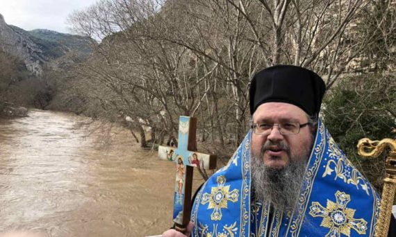 Ο Μητροπολίτης Λαρίσης ευλόγησε τα ύδατα του Πηνειού | proseuxi.gr