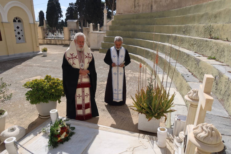 Ο Σύρου Δωρόθεος προσευχήθηκε υπέρ αναπαύσεως των κεκοιμημένων στο ...