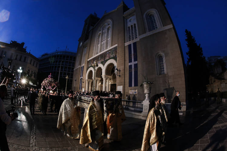 Η Ακολουθία του Επιταφίου στον Καθεδρικό Ιερό Ναό Αθηνών | proseuxi.gr