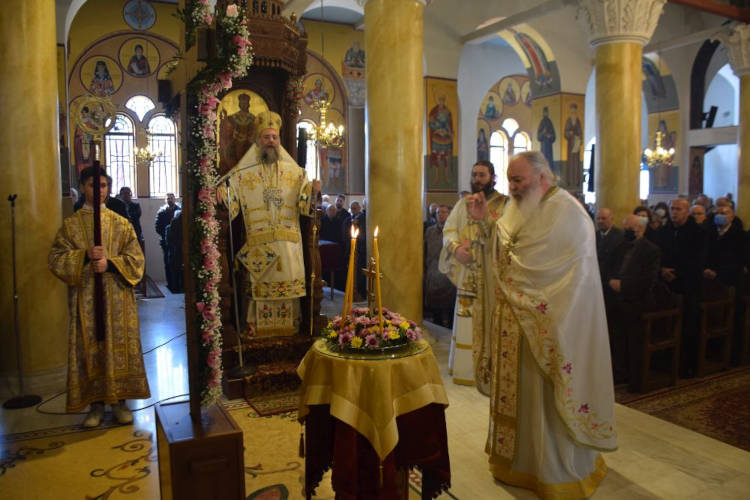 Η Κυριακή της Σταυροπροσκυνήσεως στα Τρίκαλα | proseuxi.gr