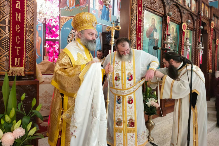 Χειροτονία νέου Πρεσβυτέρου από τον Αρχιεπίσκοπο Αυστραλίας στη ...