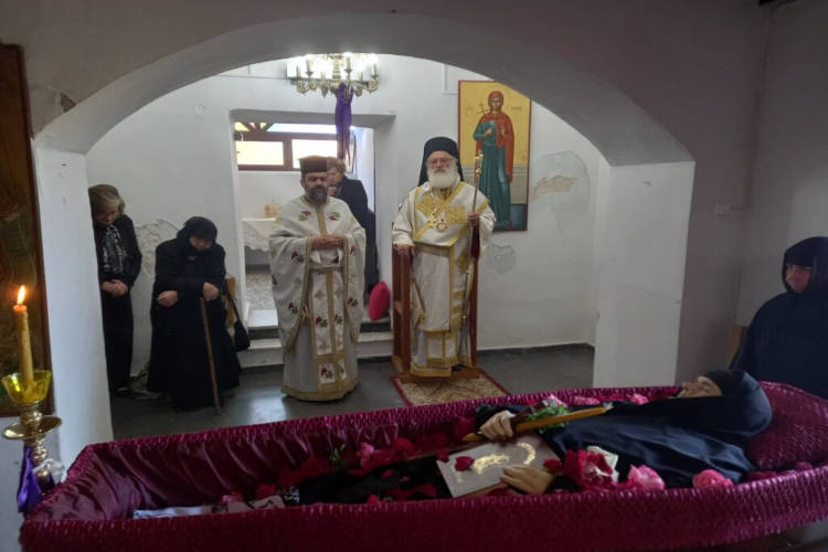 Εξόδιος ακολουθία της μακαριστής Ηγουμένης Γερόντισσας Μαρίνας της ...