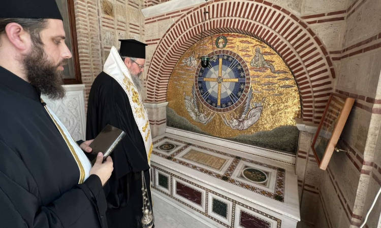 Τρισάγιο στον Τάφο του Προηγουμένου της Ιεράς Μονής Σίμωνος Πέτρας ...