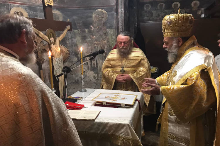 Αρχιερατική Θεία Λειτουργία στην Ιερά Μονή Αγίας Τριάδος Σάικας ...