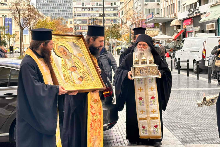 Στον Πειραιά τα ιερά λείψανα και η θαυματουργή εικόνα του Αγίου ...