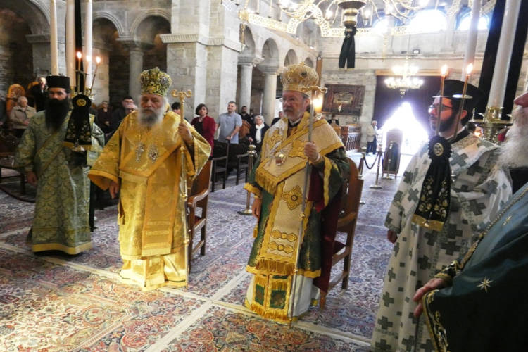 Η Κυριακή της Σταυροπροσκυνήσεως στην Εκατονταπυλιανή της Πάρου ...